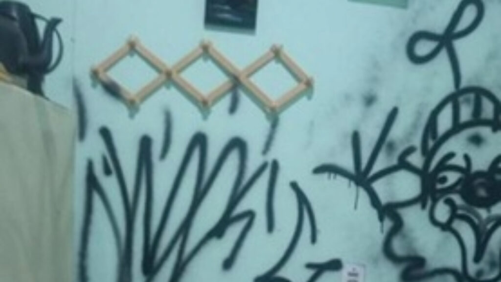 Homem é preso após pichar quarto de pousada, quebra objetos e ameaçar ...